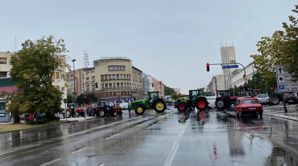 VIDEO: Traktori na putu ka Novom Sadu - Ozon Media
