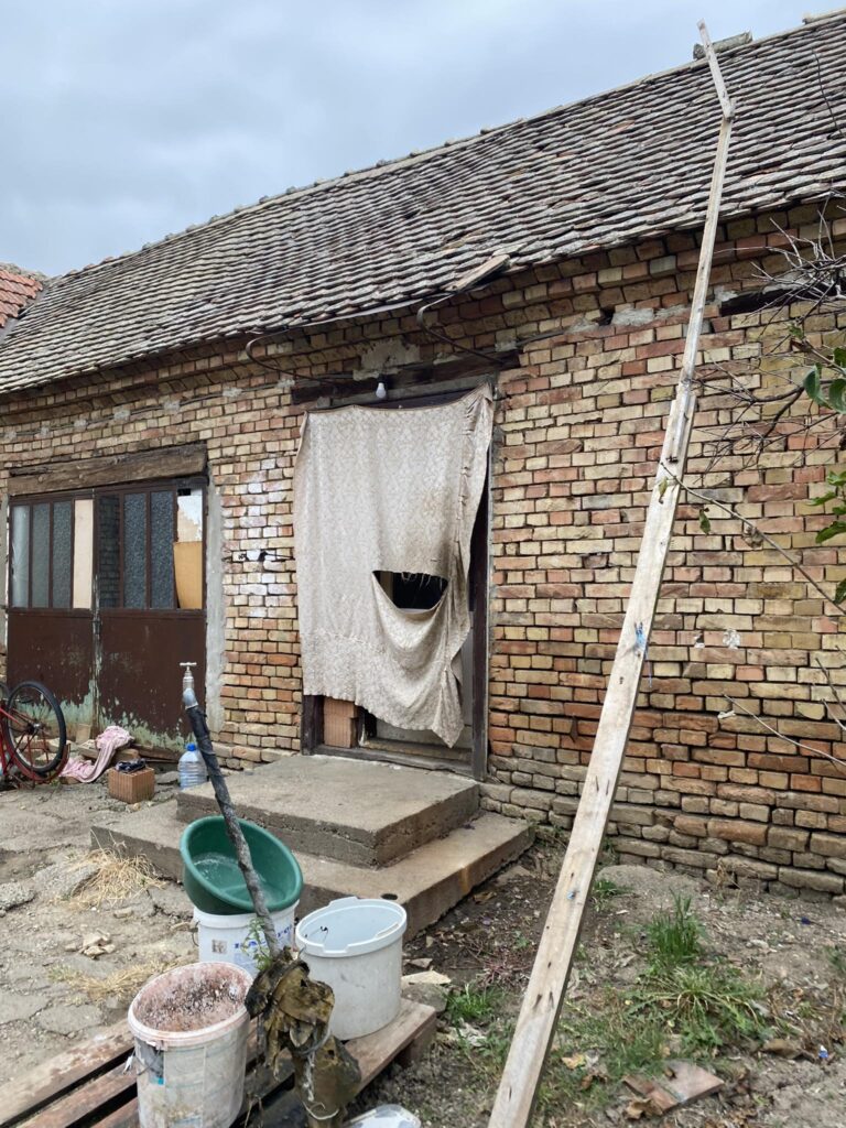 Udruženi pomažu u renoviranju kuće u Šašincima. Ko može neka se ...